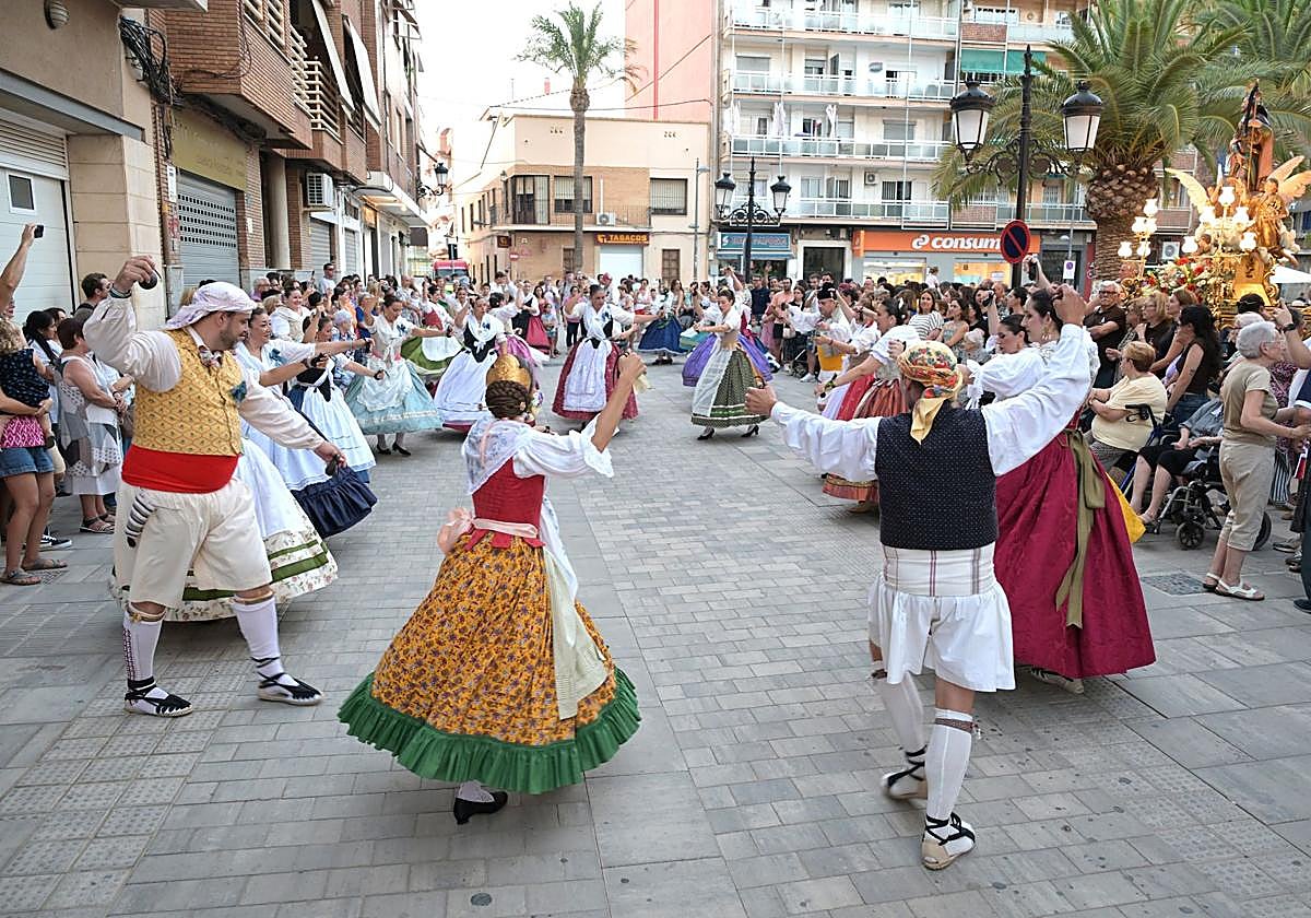 Paiporta canta albaes en honor de los voluntarios durante sus fiestas ...