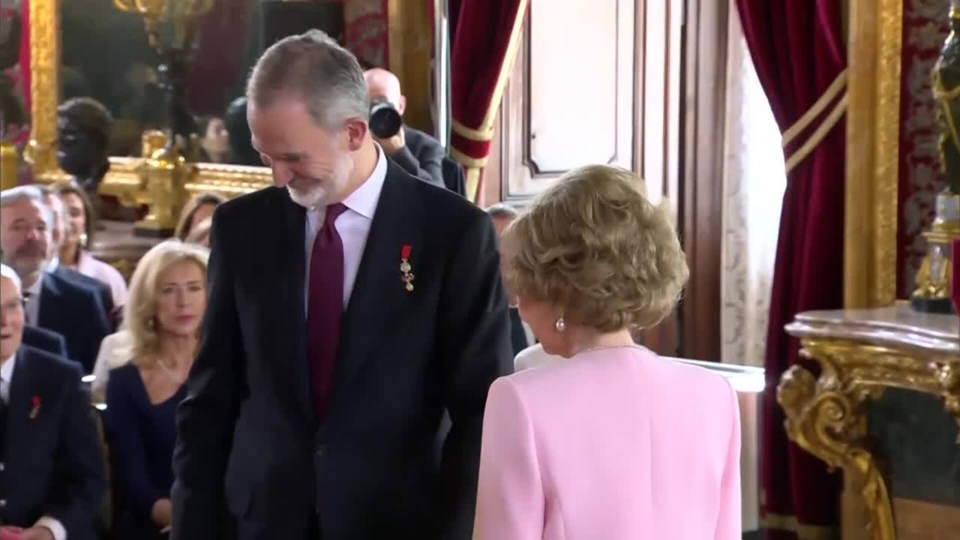 El Rey Felipe VI impone el collar del Toisón de Oro a su madre la Reina ...