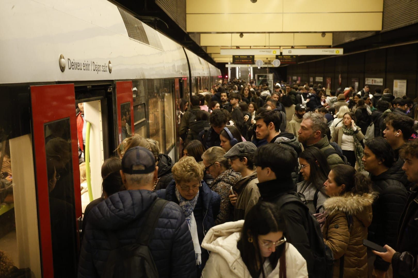 Caos en las estaciones de Metrovalencia este miércoles | Las Provincias