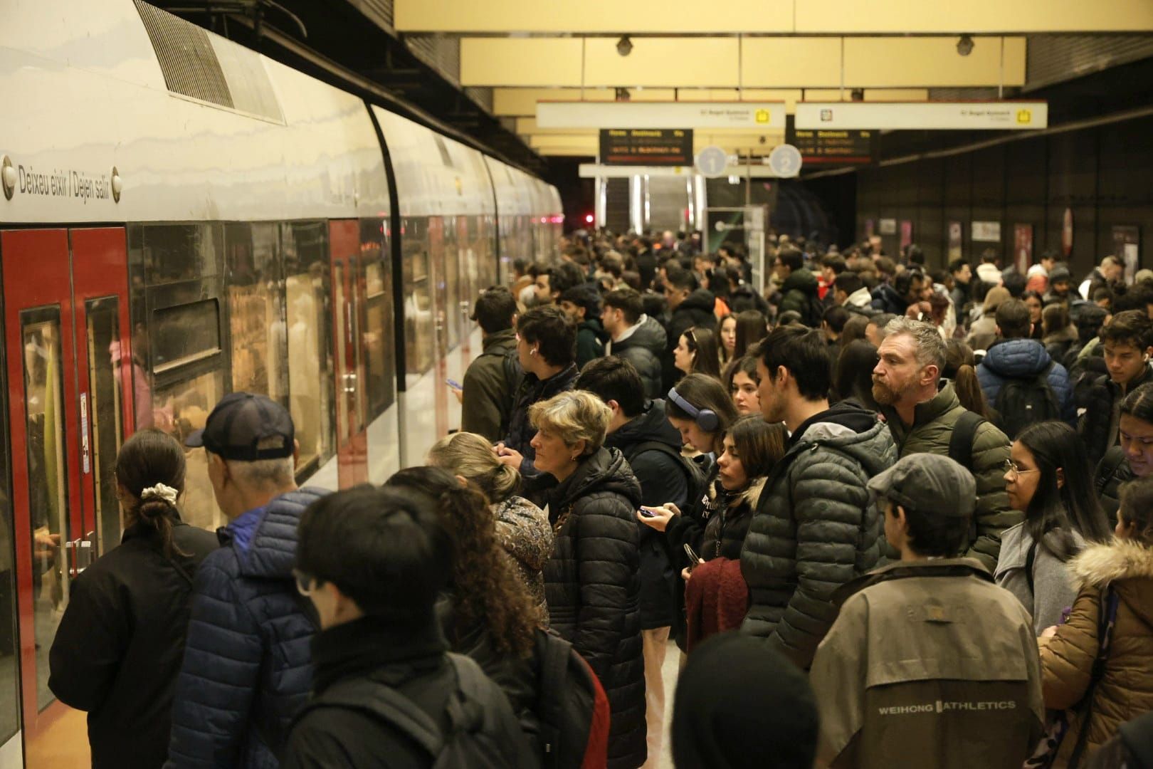 Caos en las estaciones de Metrovalencia este miércoles | Las Provincias
