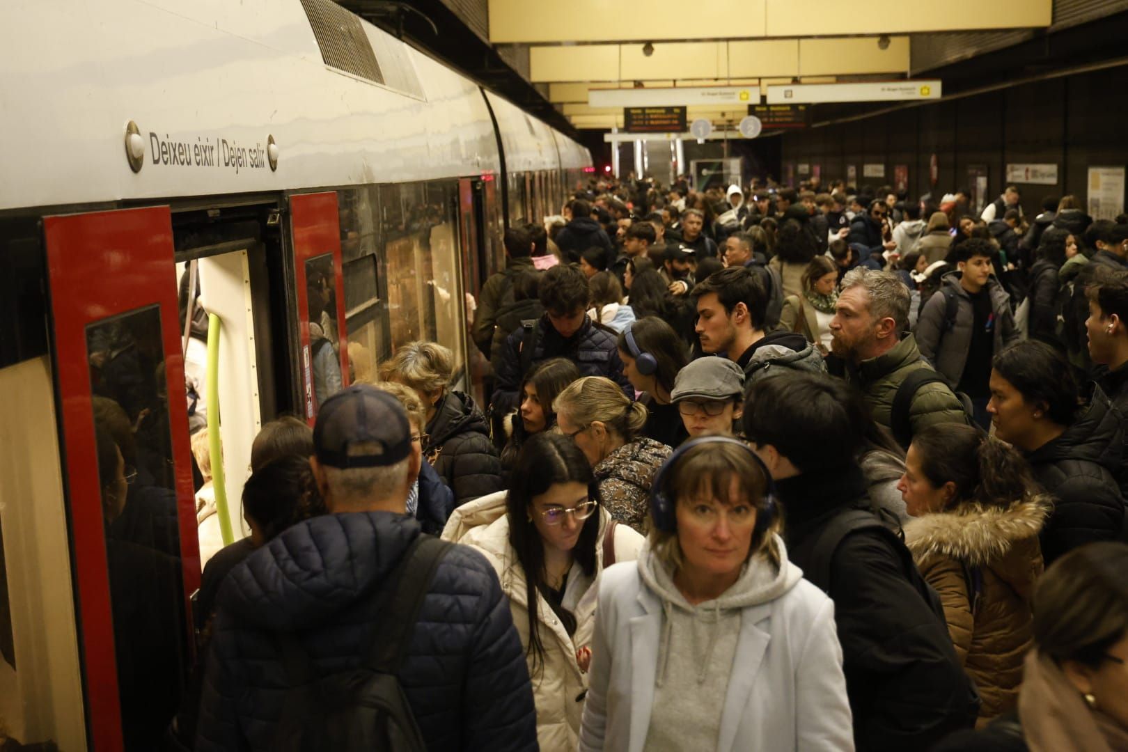 Caos en las estaciones de Metrovalencia este miércoles | Las Provincias