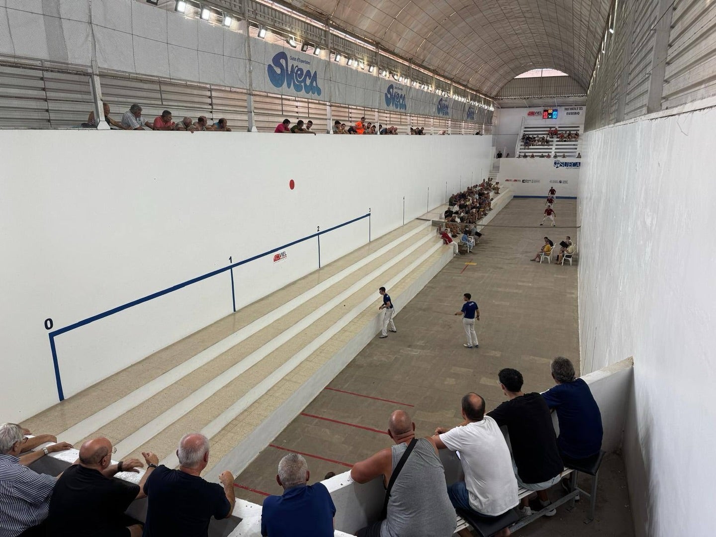 Sueca cierra el trinquet al desprenderse parte del techo por el viento ...
