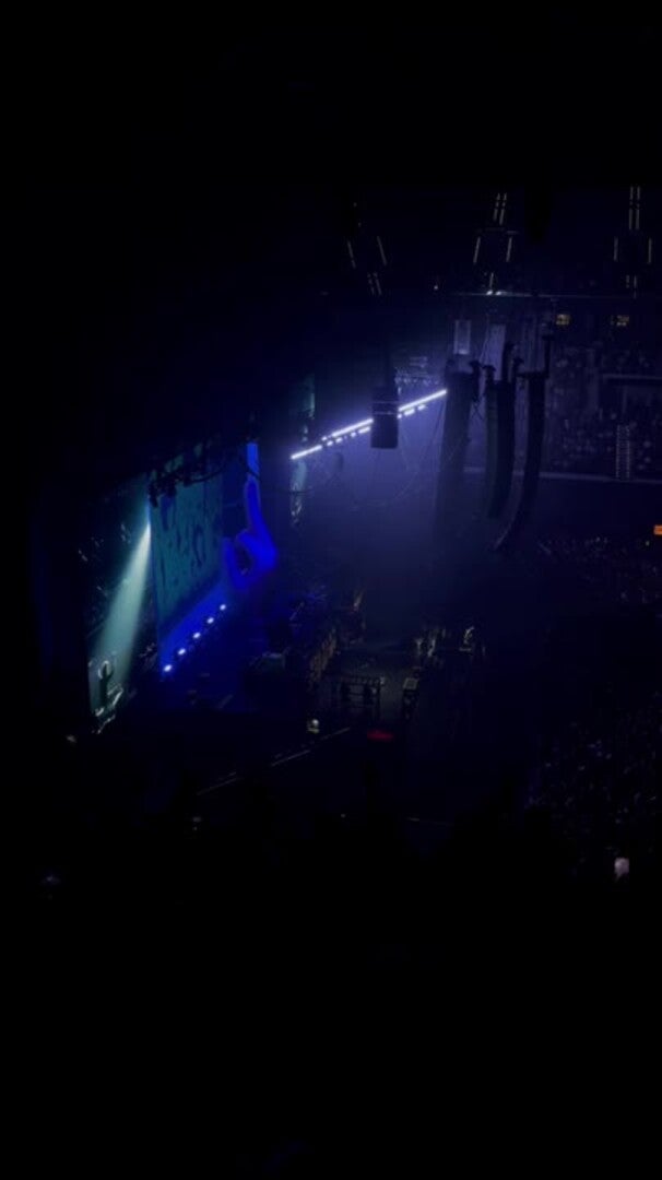 El Roig Arena canta 'Peter vete ya' en el concierto de Dani Martín ...