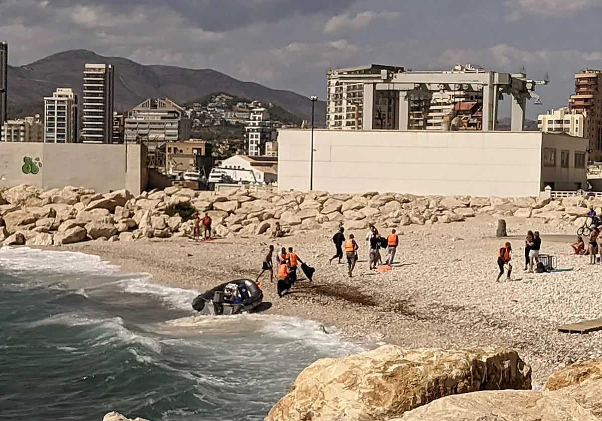 Una patera con 24 migrantes llega a la playa de la Fossa de Calp | Las ...