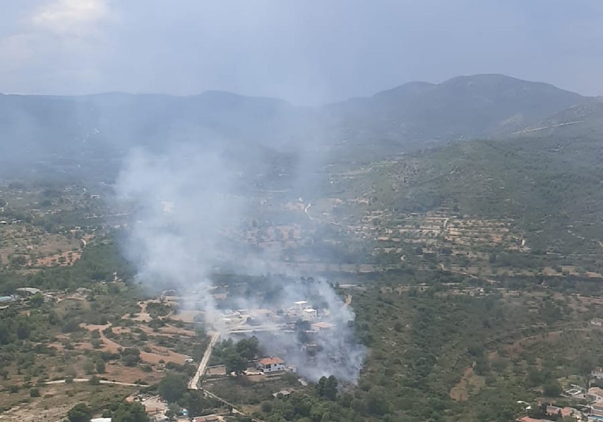 Declarados tres incendios de vegetación en Chiva, El Puig y Náquera ...