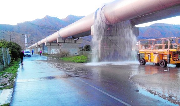 Espectacular fuga de agua en el trasvase Tajo- Segura | Las Provincias