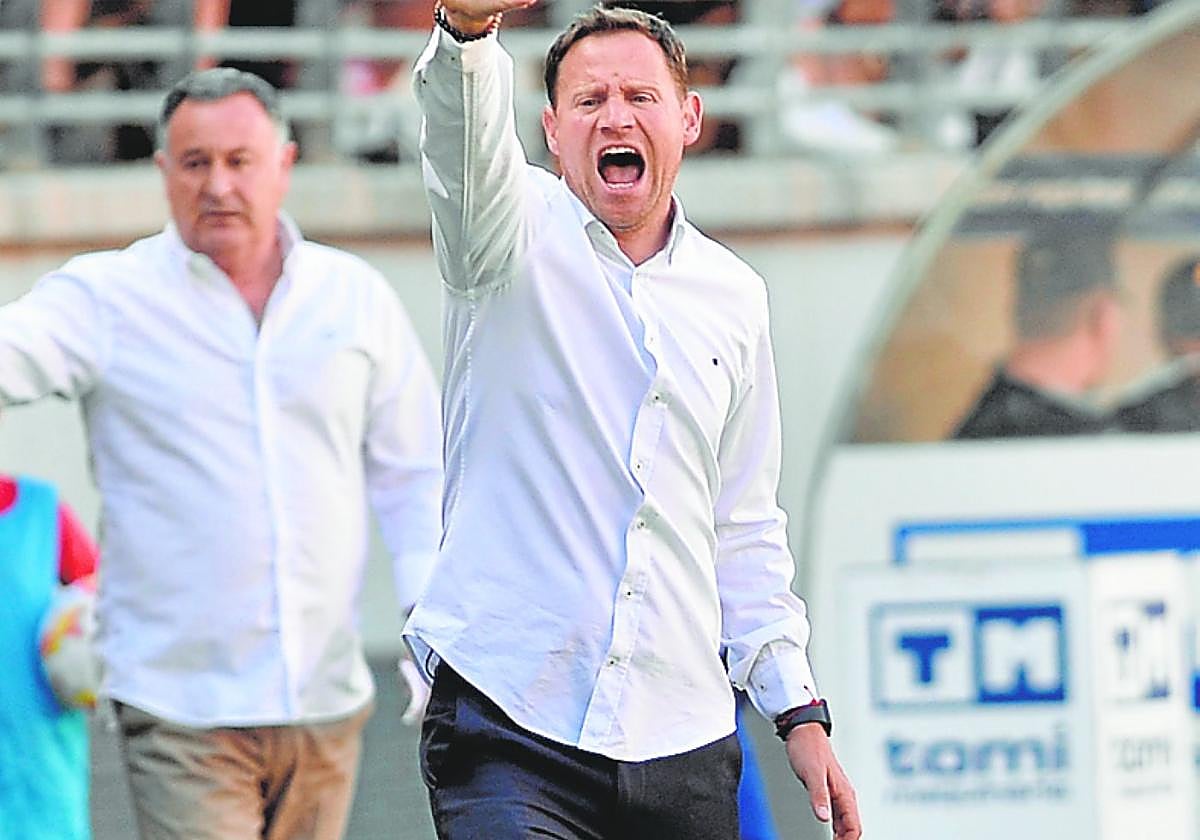 Simón renovará por un año más si mete al Murcia en el 'playoff' | La Verdad