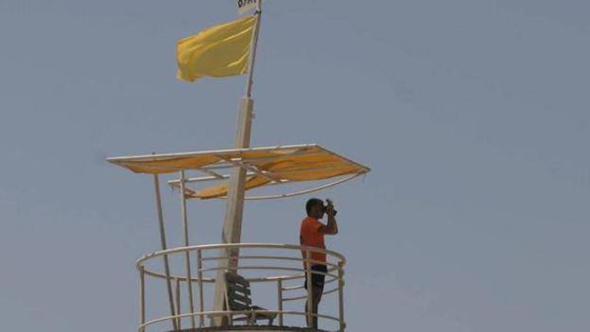 La bandera amarilla ondea en 15 playas de la Región de Murcia este ...