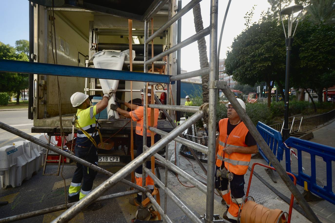 Instalación de tuberías de Emuasa en la avenida Constitución de Murcia ...
