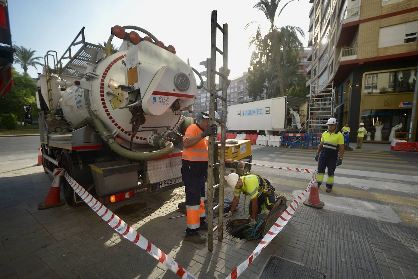 Instalación de tuberías de Emuasa en la avenida Constitución de Murcia ...
