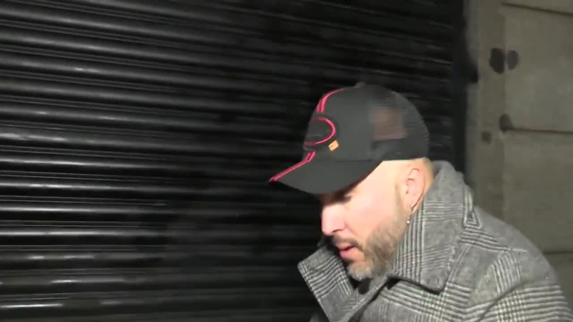 ¡Pillado! Kiko Rivera, fumando y comiendo una hamburguesa en plena ...