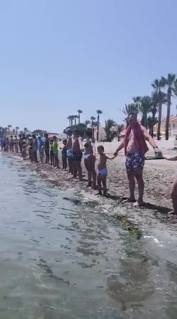 Cadena humana en Punta Brava para celebrar el Abrazo al agua | La Verdad