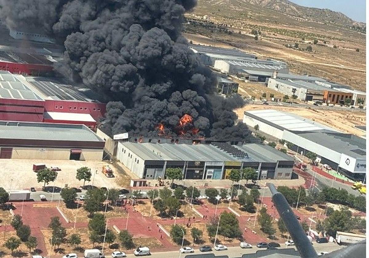 El incendio de una nave en el polígono industrial Las Teresas de Yecla ...