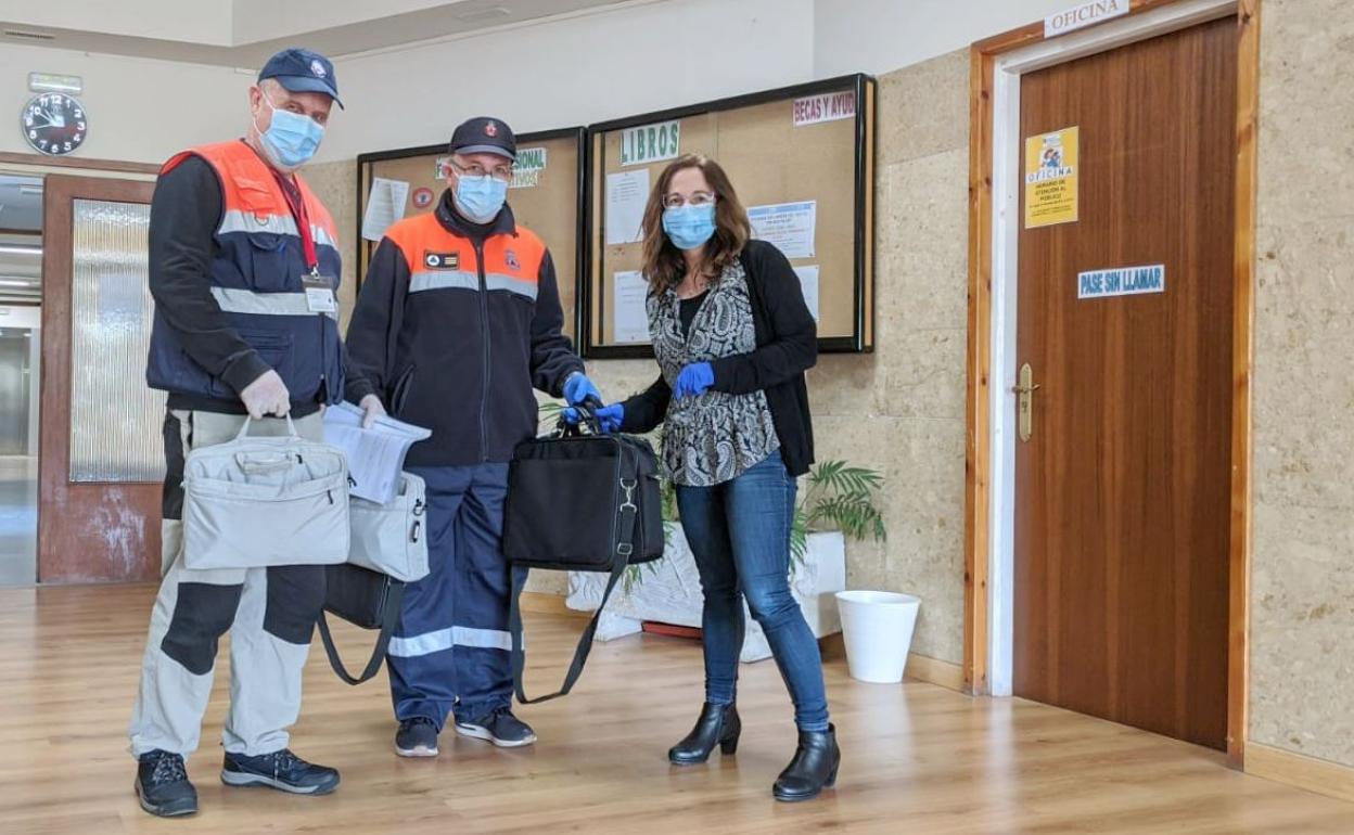 El IES Ramiro II y el Ayuntamiento de La Robla hacen llegar ordenadores ...