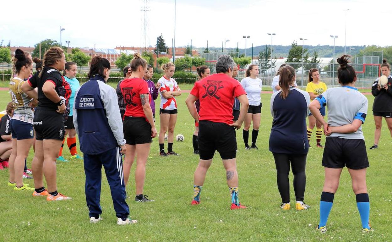 La selección femenina de Rugby del Ejército de Tierra entrena en la ULE ...