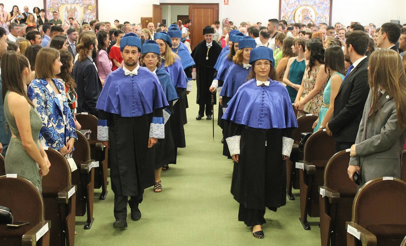 La ULE entrega becas e insignias a 150 estudiantes de Biológicas ...