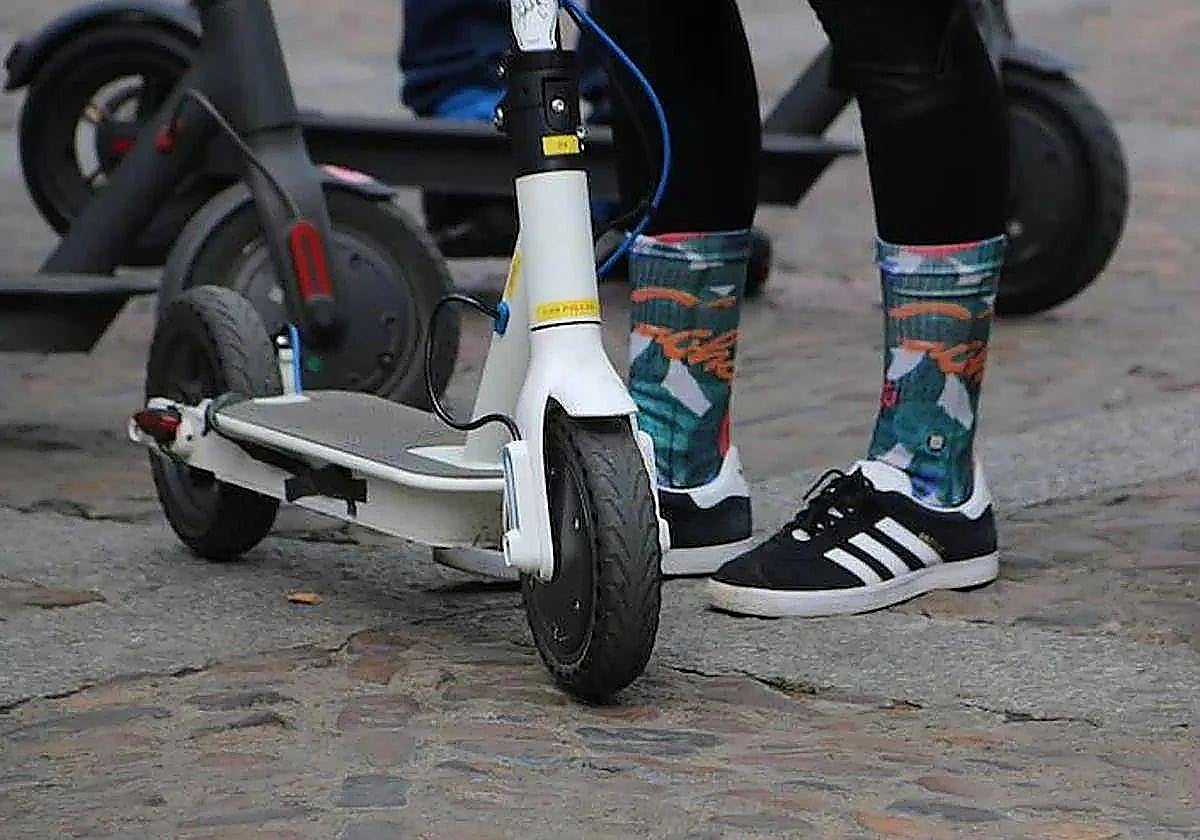 Una menor de 17 años, inconsciente tras chocar con su patinete contra ...