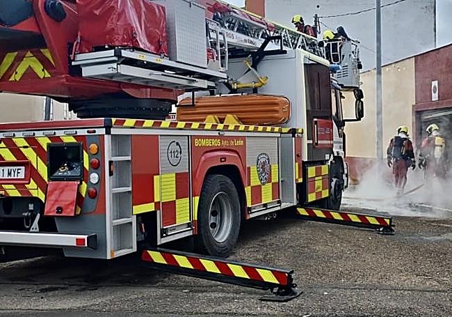 Un incendio calcina por completo un coche y provoca daños en un ...
