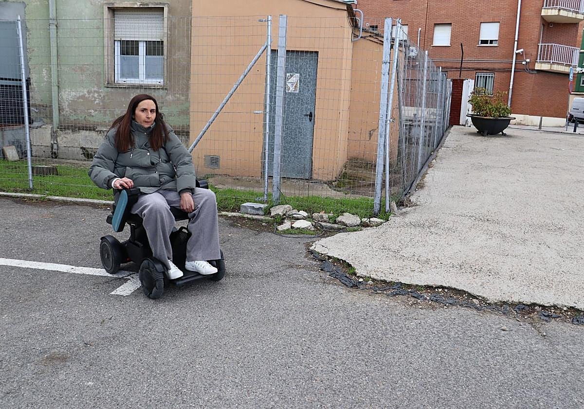 Las dificultades de recorrer León en silla de ruedas: «Hay sitios donde ...