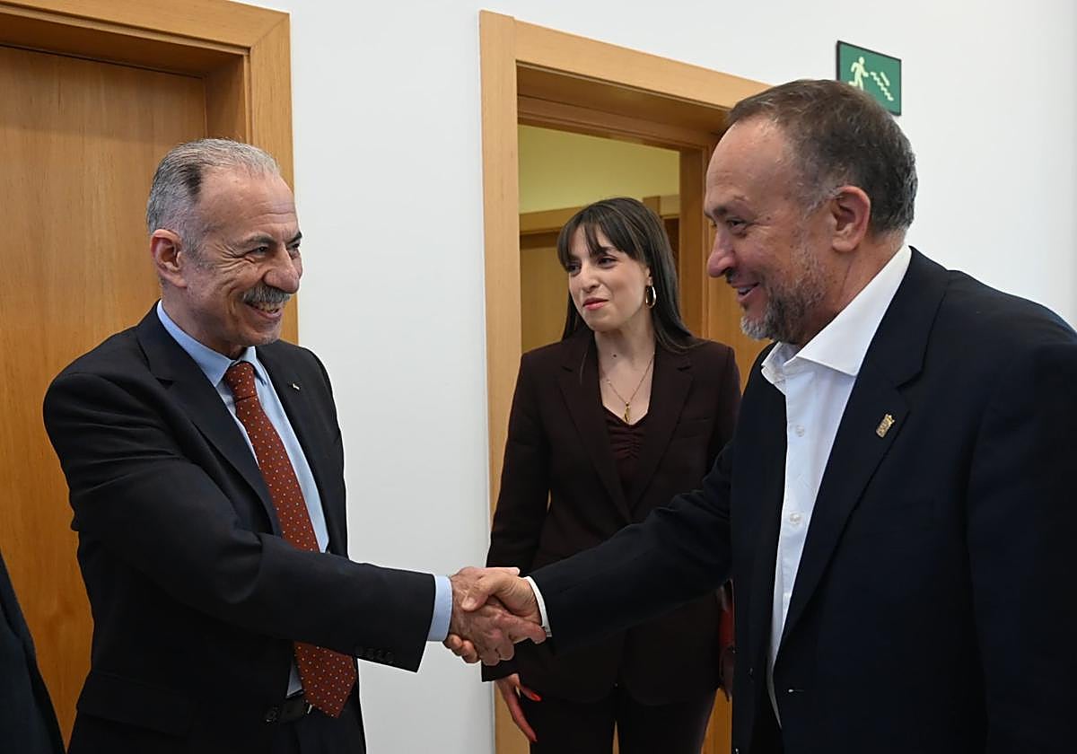 El embajador de Palestina en España visita León: «En política no existe ...