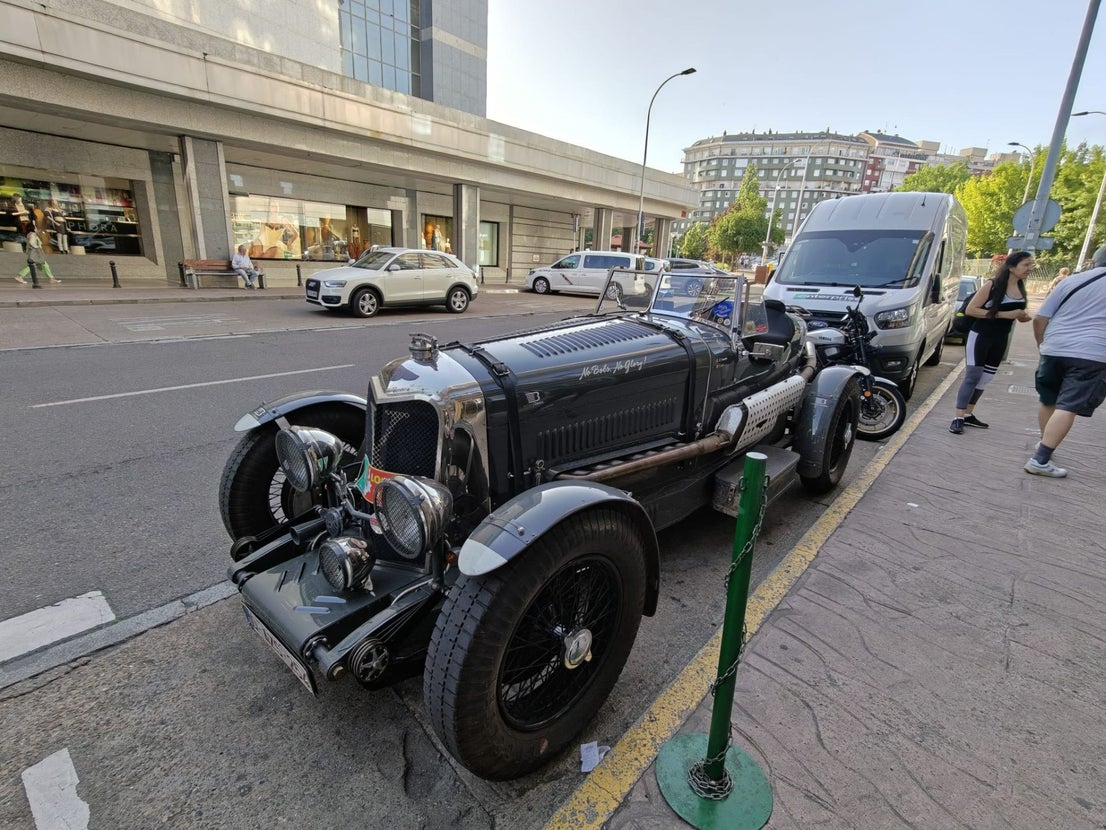 Las imágenes de los coches antiguos que se han parado en León ...