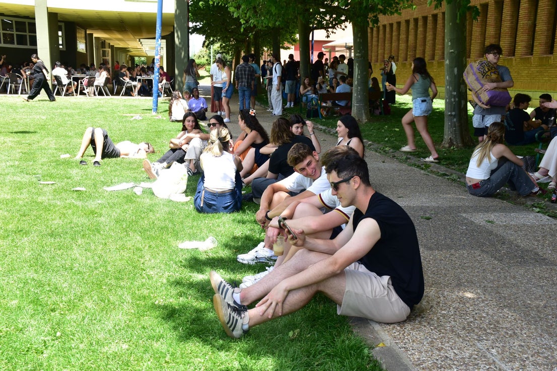 Apuntes aparcados por una paella: el plan de 600 estudiantes de León ...