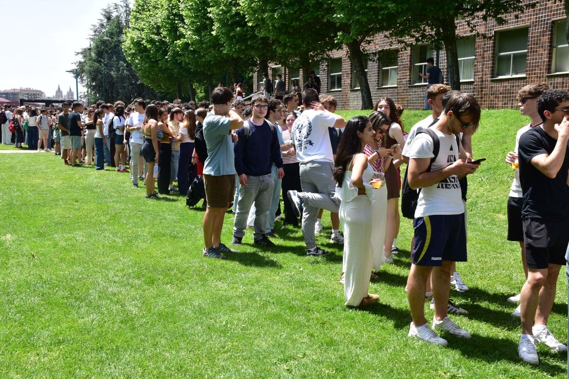 Apuntes aparcados por una paella: el plan de 600 estudiantes de León ...