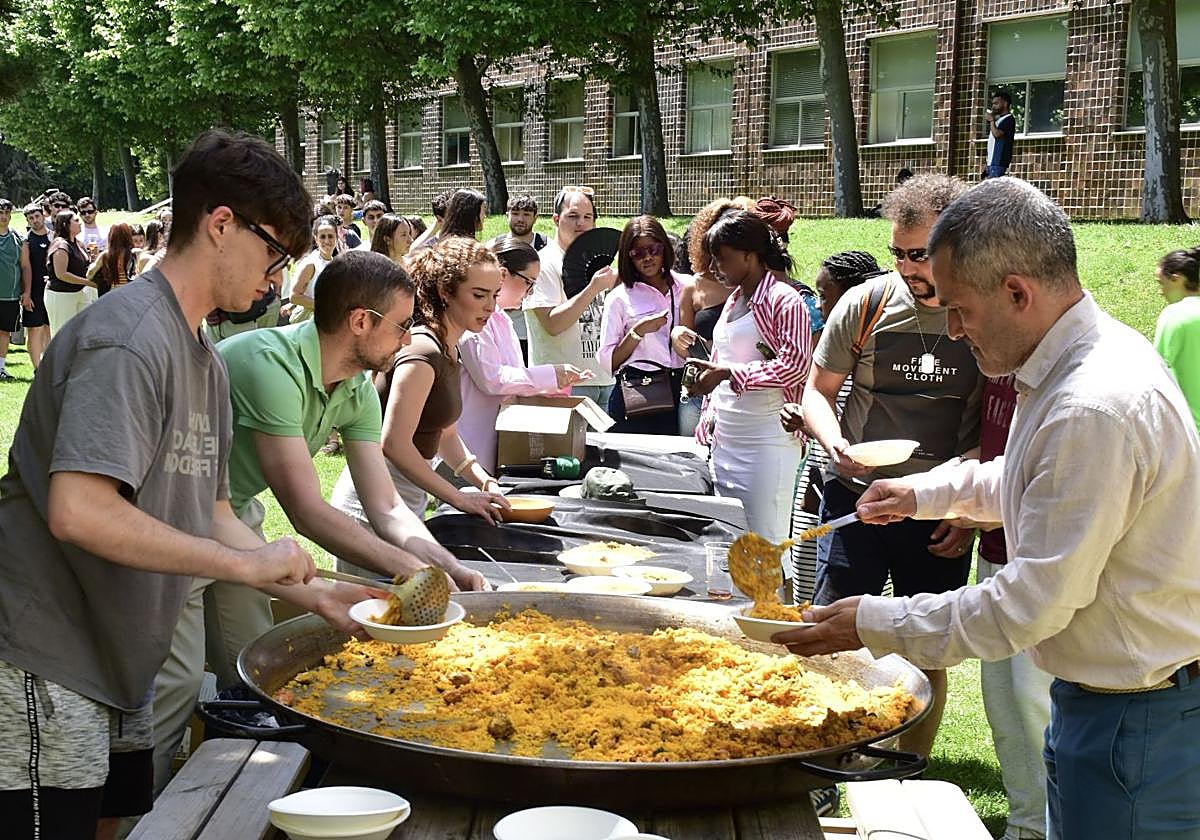 Apuntes aparcados por una paella: el plan de 600 estudiantes de León ...