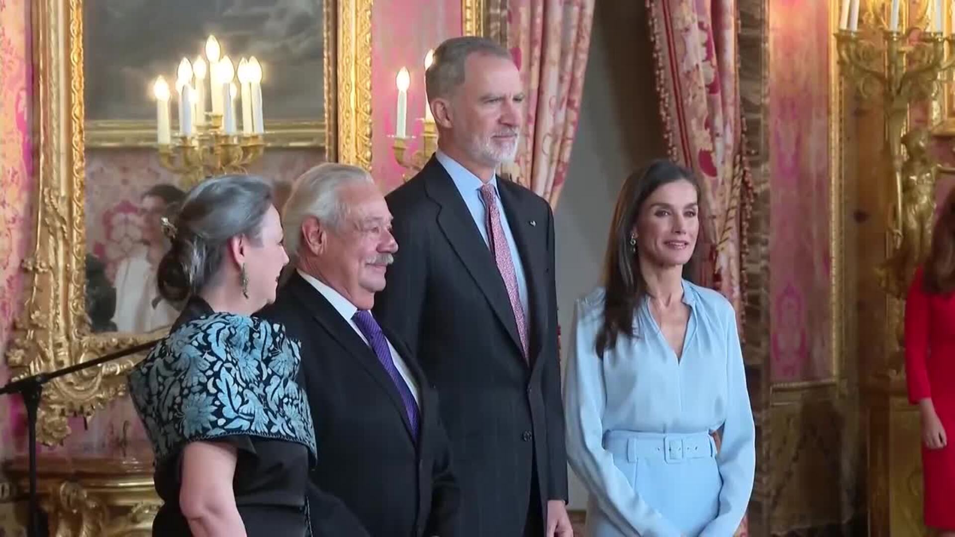 La Reina Letizia enamora en su cita con el mundo de las Letras con un ...