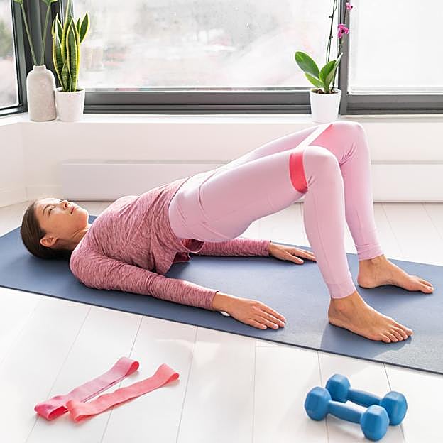 El puente, el ejercicio más completo para elevar tus glúteos y fortalecer las piernas | Mujerhoy