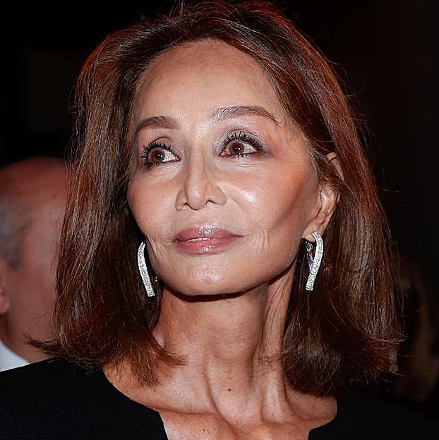 El look elegante y acertado de Isabel Preysler en el funeral de Ramón ...