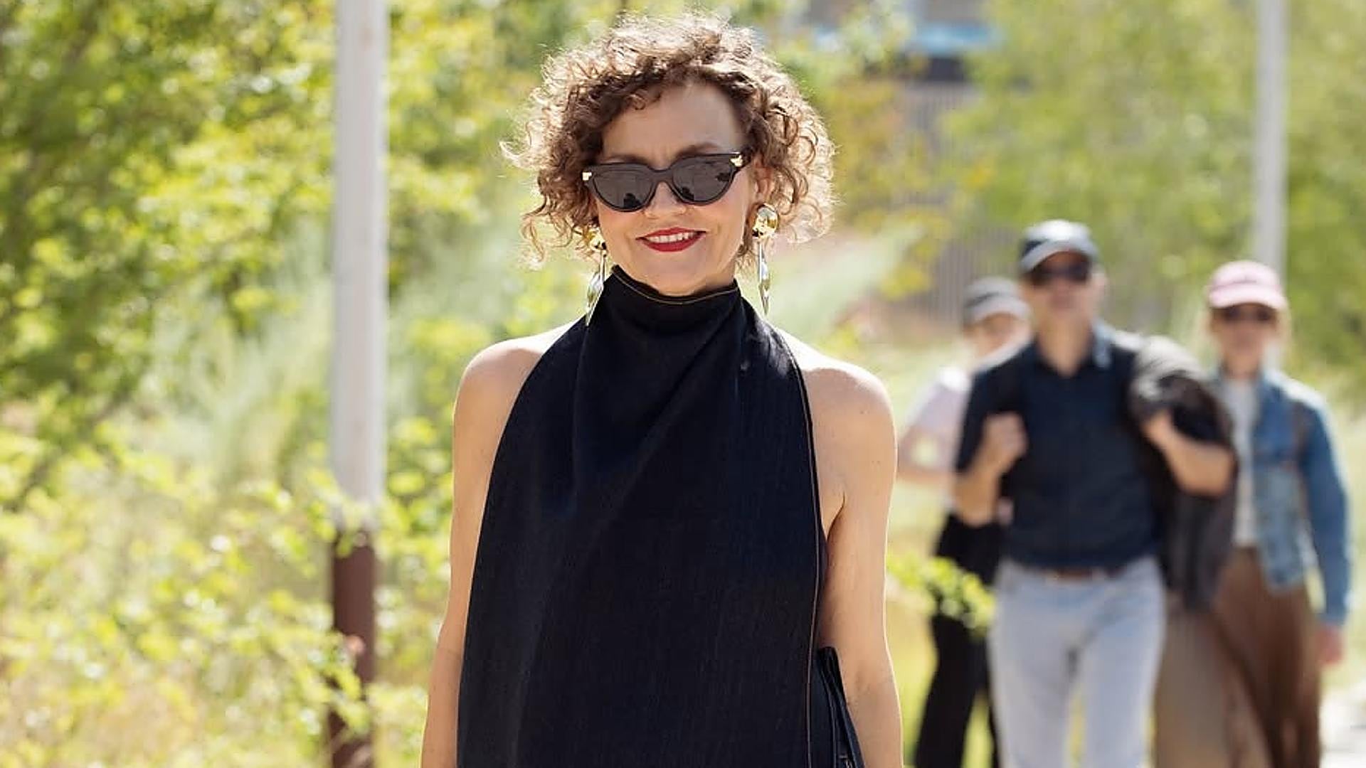 Tops con cuello halter que estilizan y rejuvenecen a los 50 | Mujerhoy