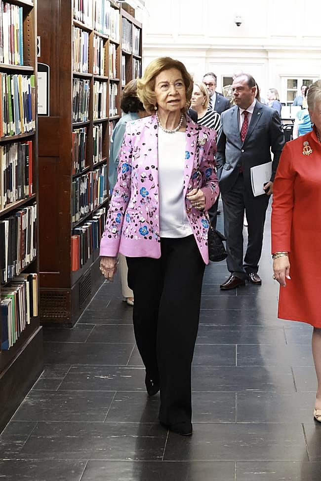 El look de la reina Sofía en Washington D.C. con su americana más ...