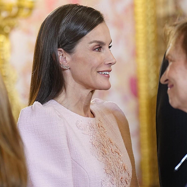 La reina Letizia sorprende con su look en la entrega del Toisón de Oro ...