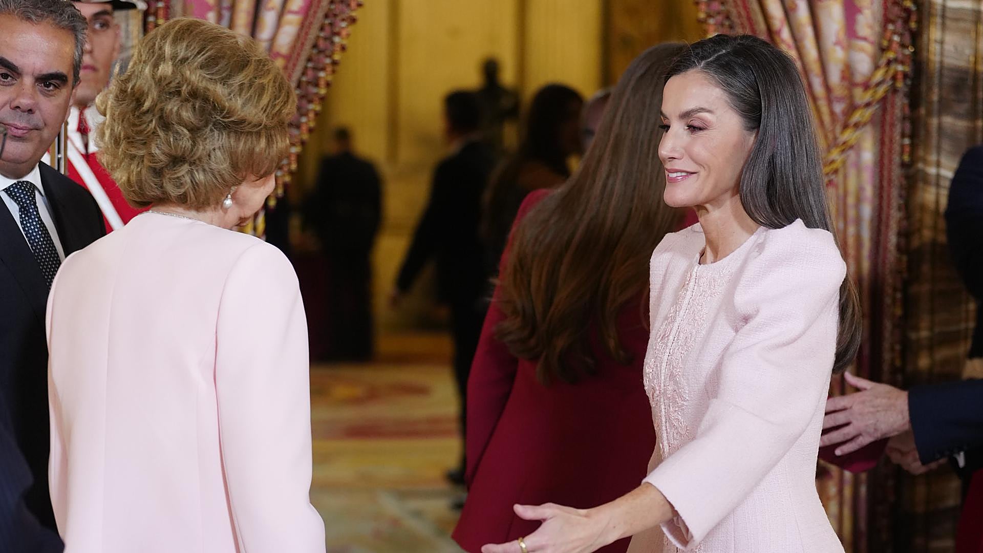La reina Letizia sorprende con su look en la entrega del Toisón de Oro ...