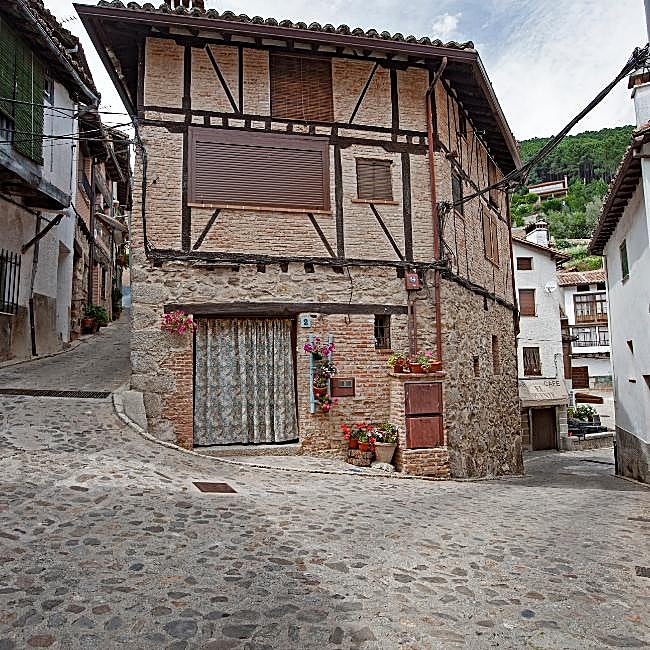 El bello pueblo de Ávila para la escapada invernal más idílica: casas ...
