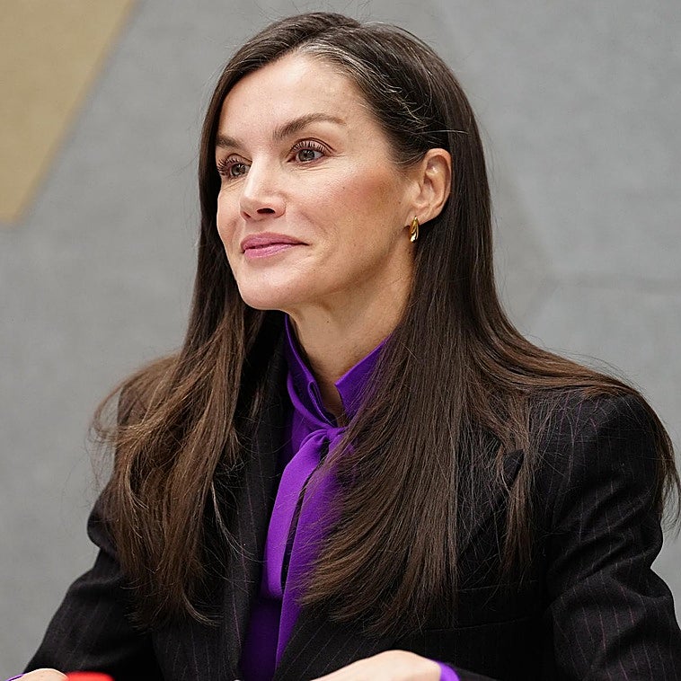 El elegante look de la reina Letizia: rescata una blusa morada de 2009 ...
