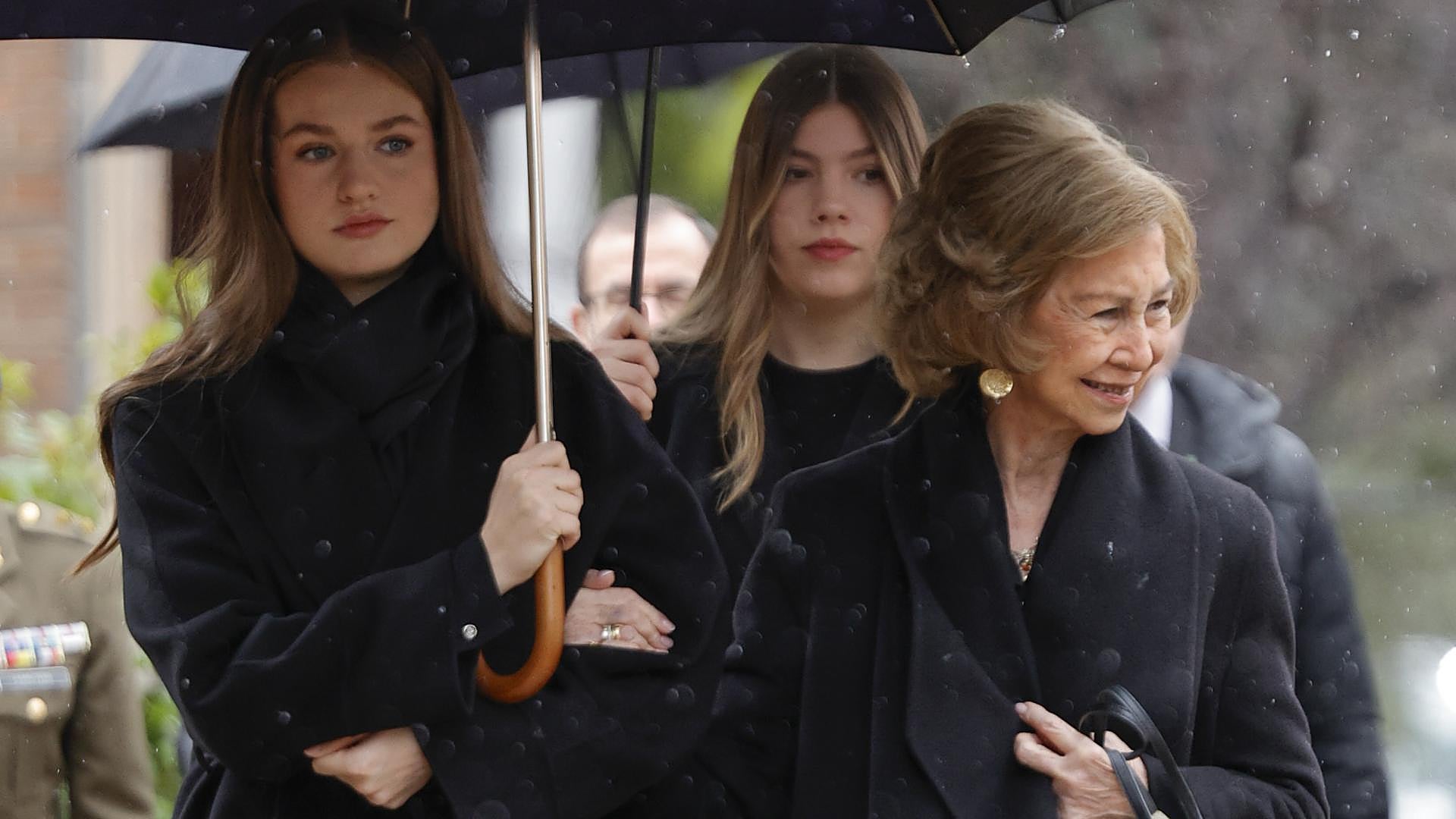 La princesa Leonor y la infanta Sofía, muy unidas y apoyando a la reina ...