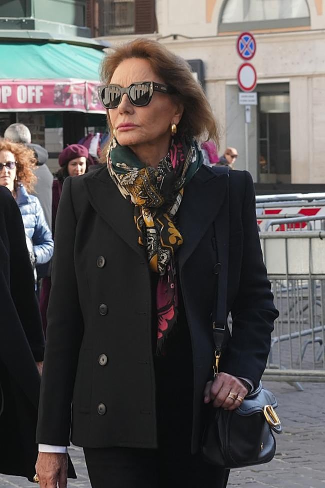 Naty Abascal rinde homenaje a Valentino en su funeral con un bolso ...