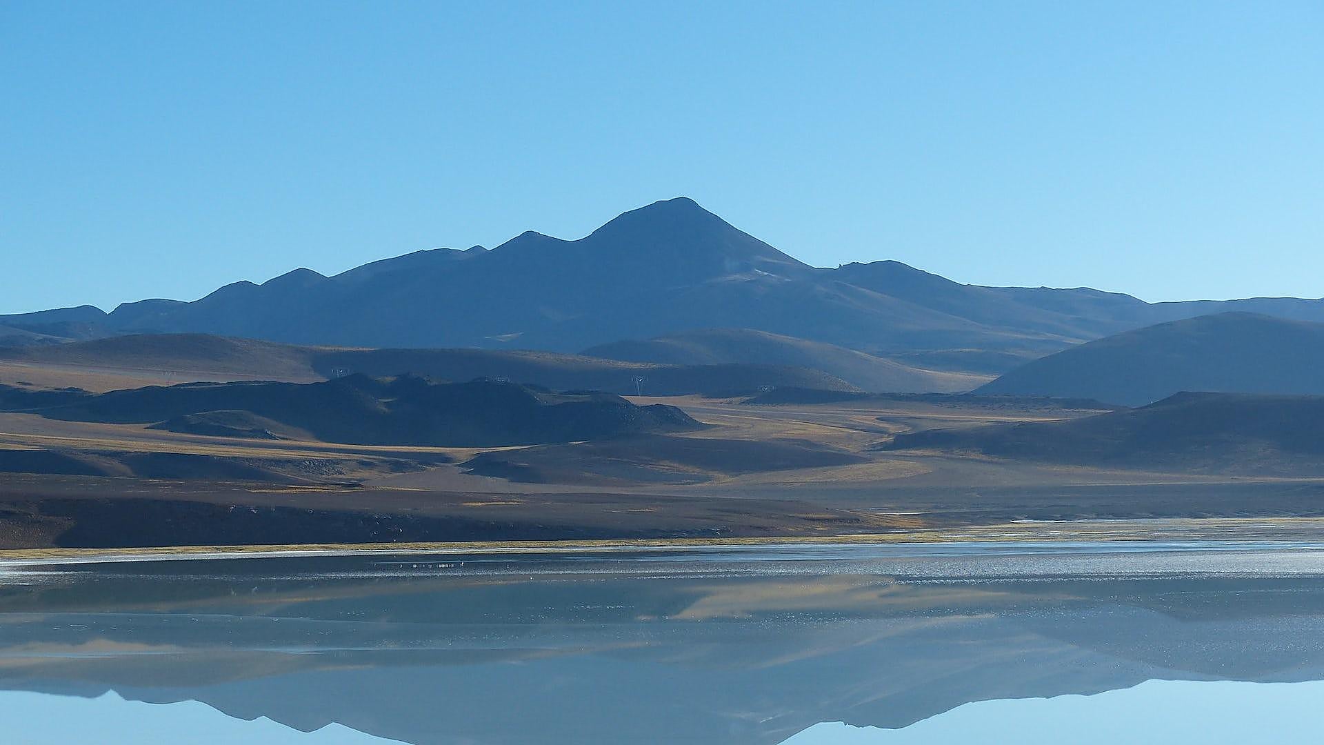 Fernando Tornos Arroyo: El Laco: el volcán más raro del mundo | El Correo