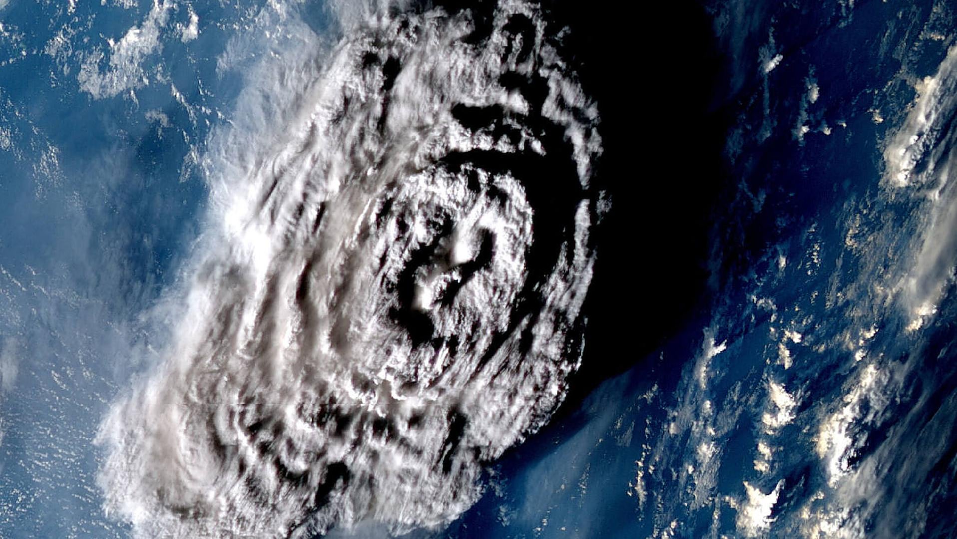 La explosión del volcán de Tonga, mil veces más potente que la bomba ...