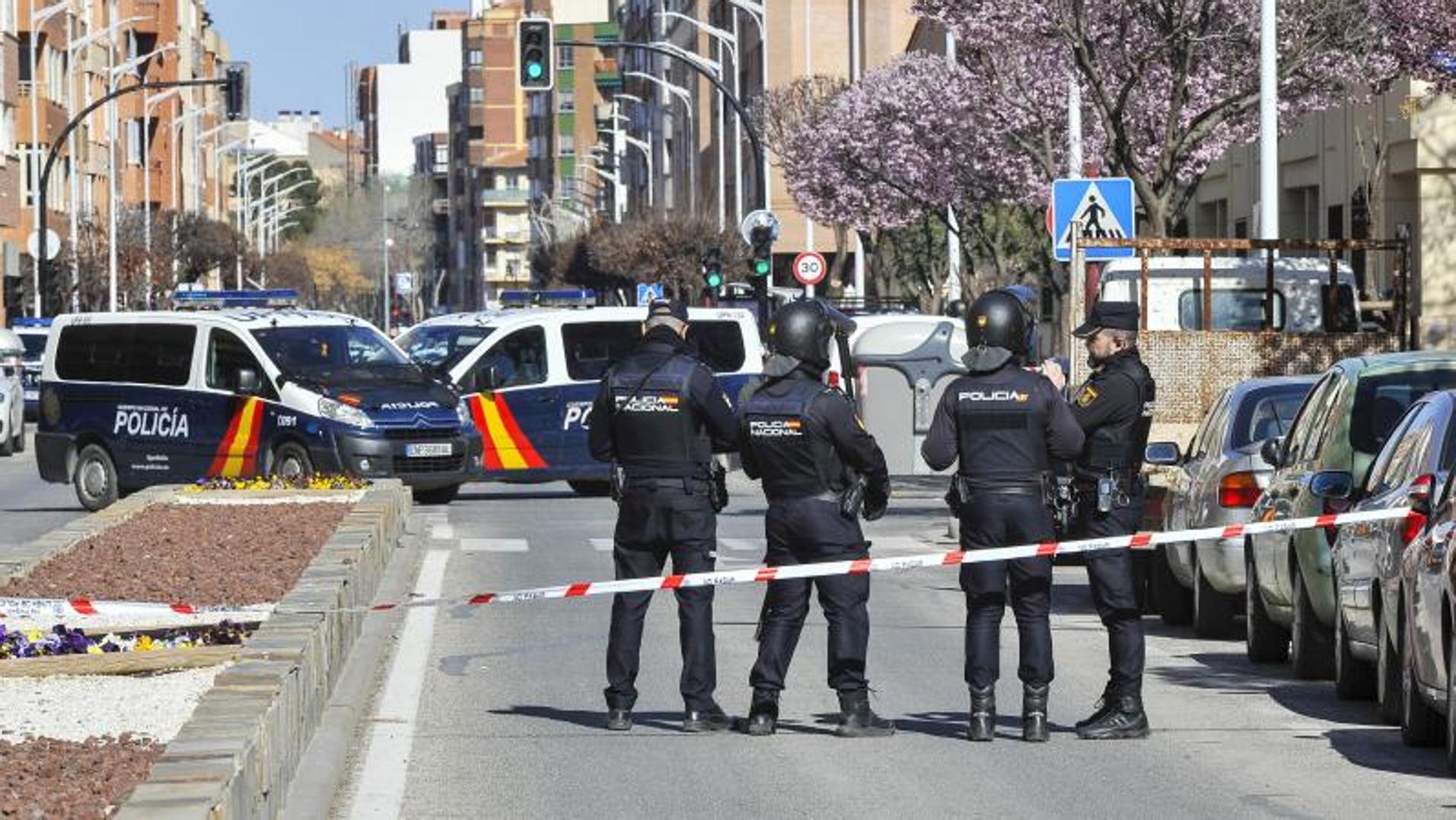 Detenido en Albacete un hombre tras atrincherarse armado en una ... Detenido en Albacete un hombre tras atrincherarse armado en una ...
