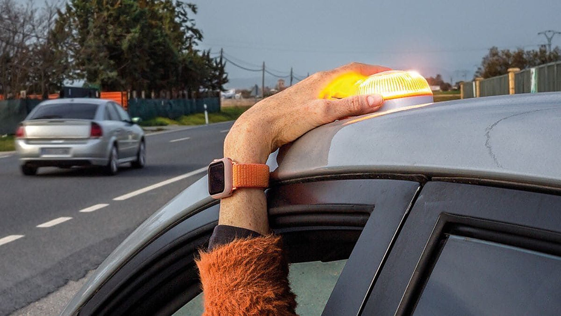 La DGT aclara cómo y dónde se debe usar la luz V16 | El Correo