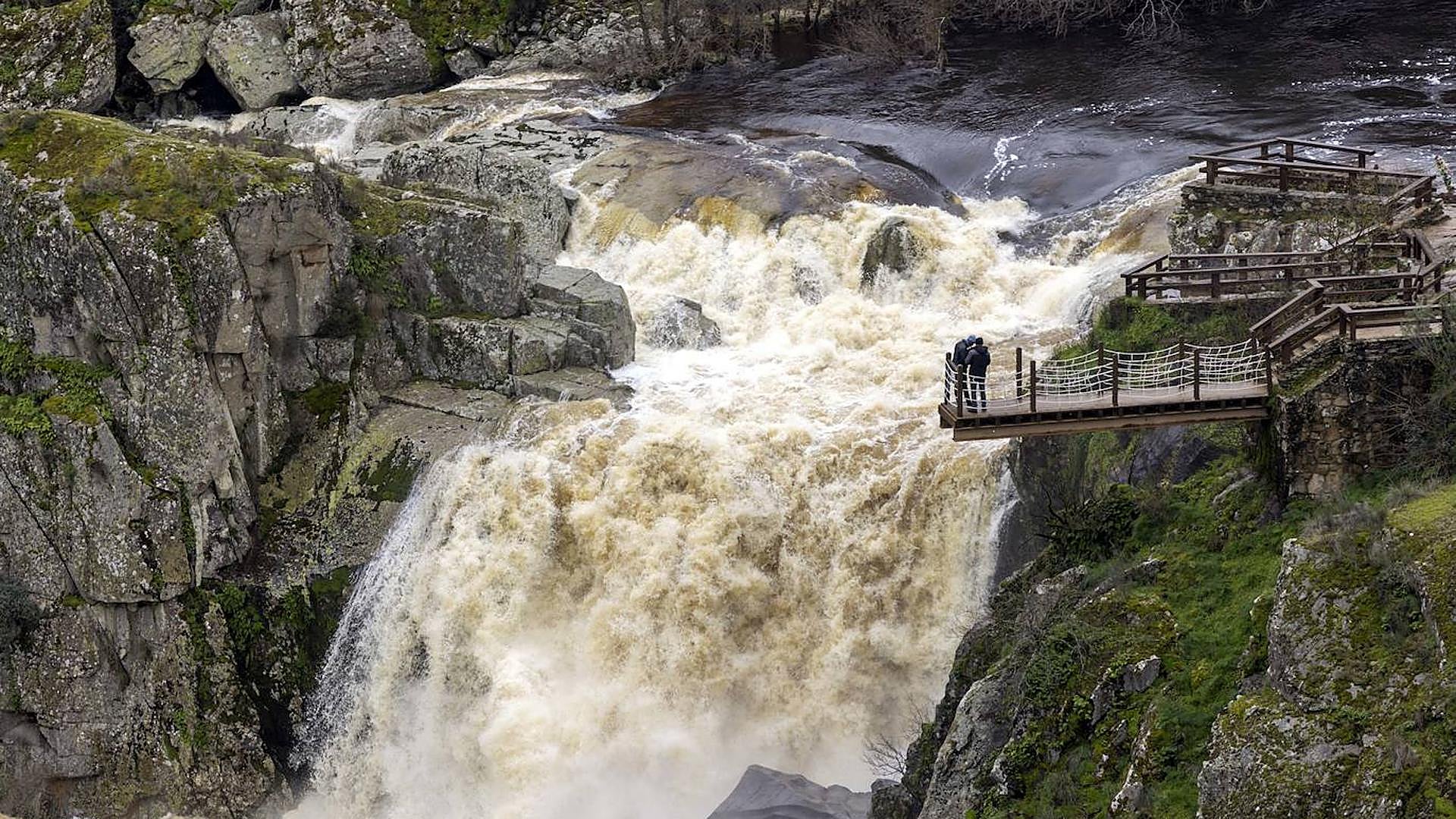 La cascada del Pozo de los Humos imponente tras las últimas lluvias ...