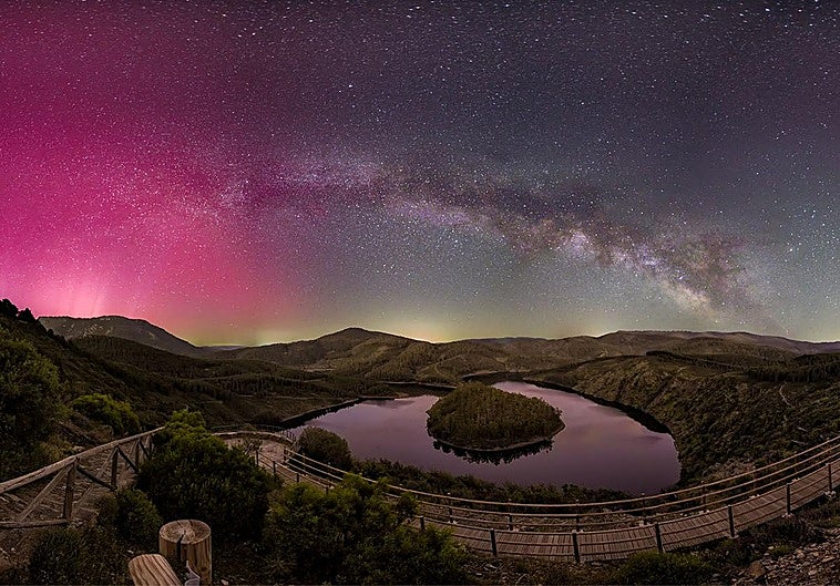 La espectacular vista mágica del Meandro Melero con la Aurora Boreal y ...