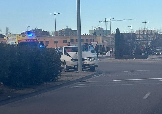 Herido un hombre de 96 años tras empotrar su coche contra una farola en ...