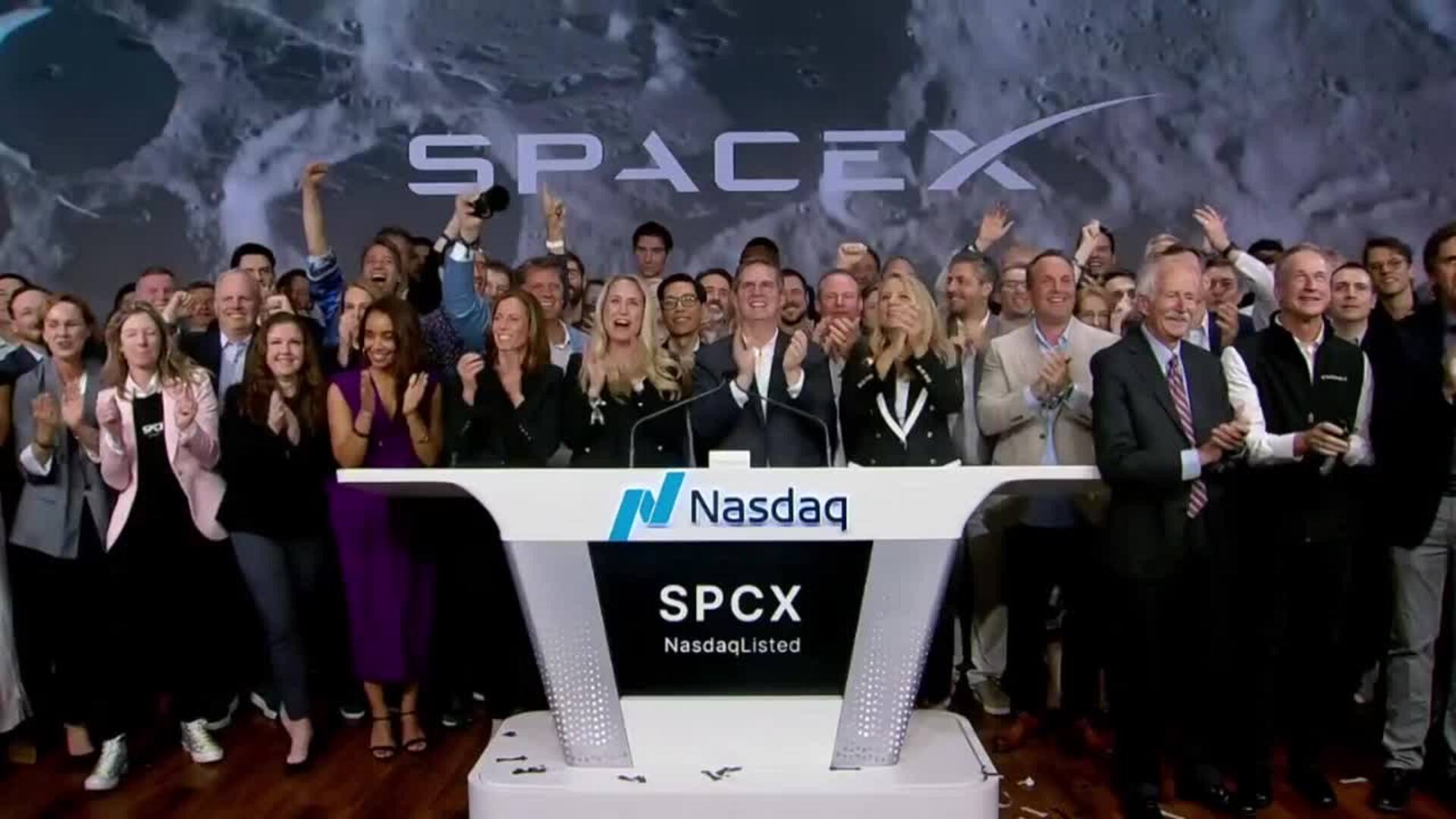 Elon Musk toca la campana del Nasdaq en el histórico debut bursátil de ...