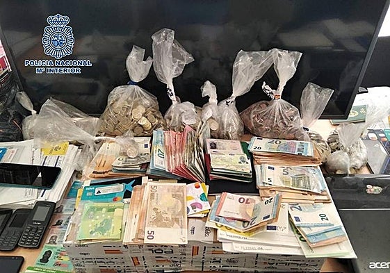 Eighteen people arrested in Malaga for swindling 'love scam' victims of ...