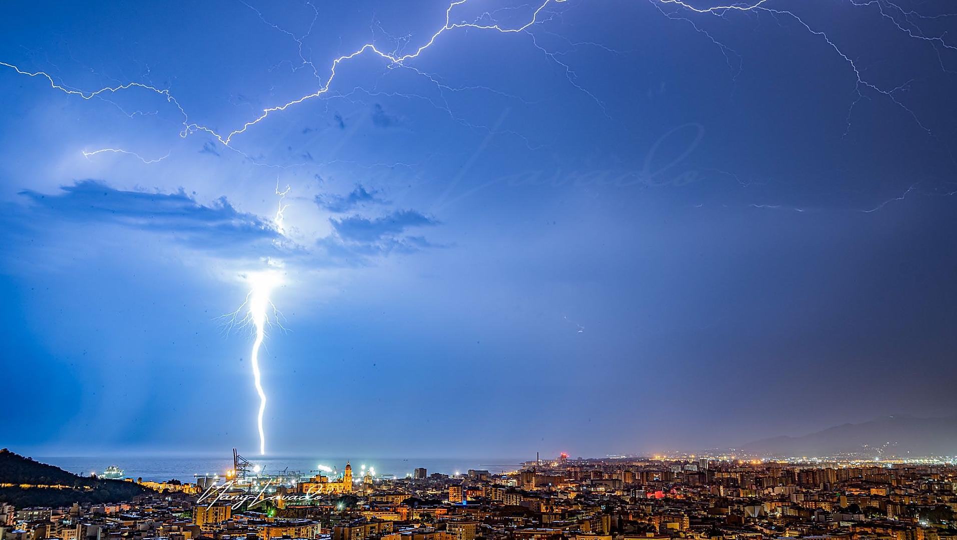 Despite weather warnings being activated, the second wave of the 'Dana ...