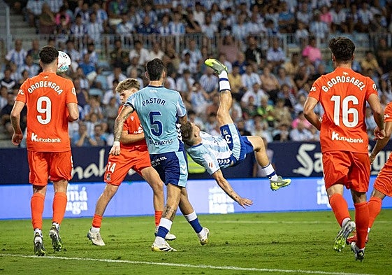 Spectacular overhead kick secures dramatic late win for Malaga CF | Sur ...